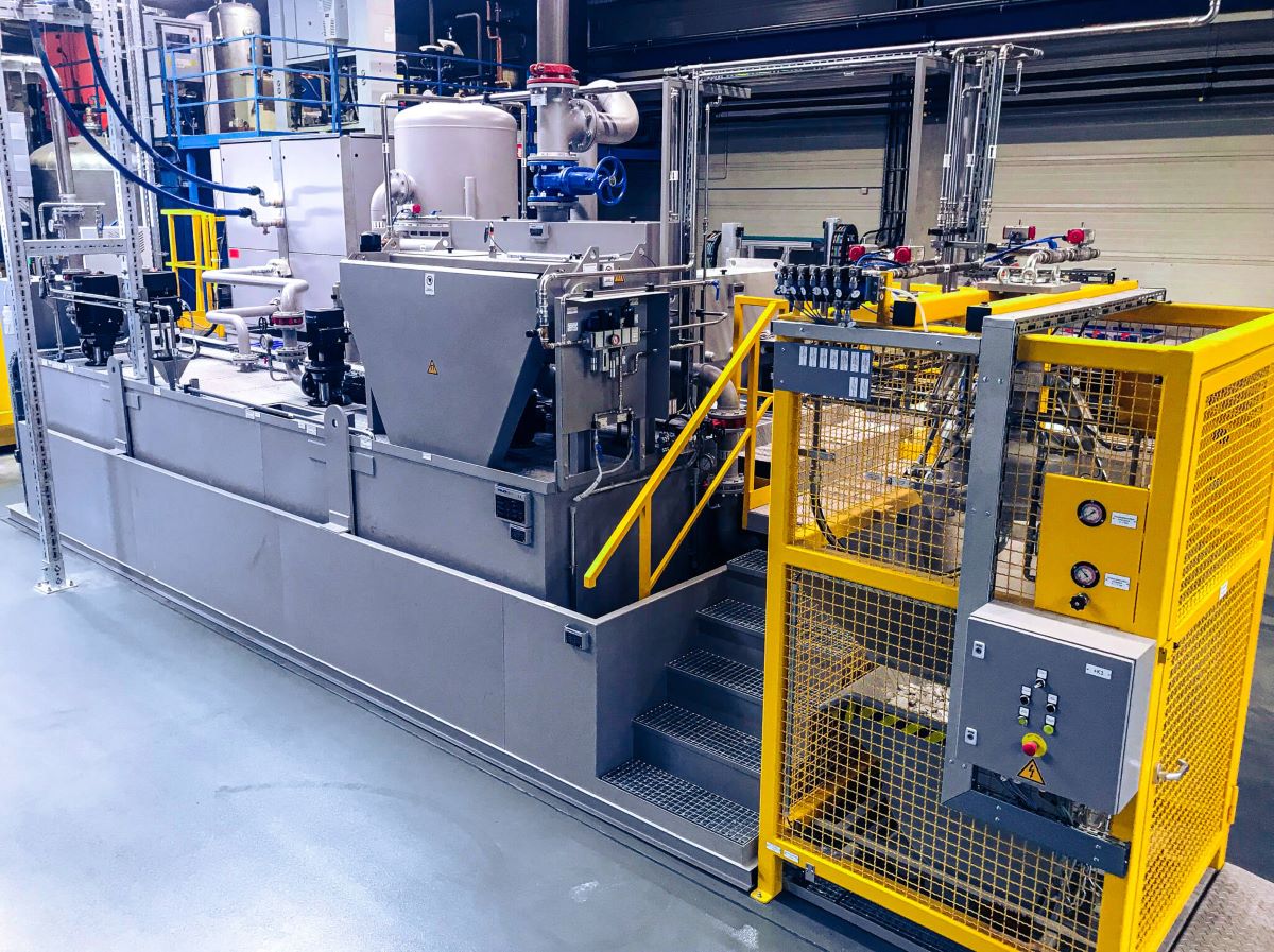 Compact filter system for the filtration of grinding oil